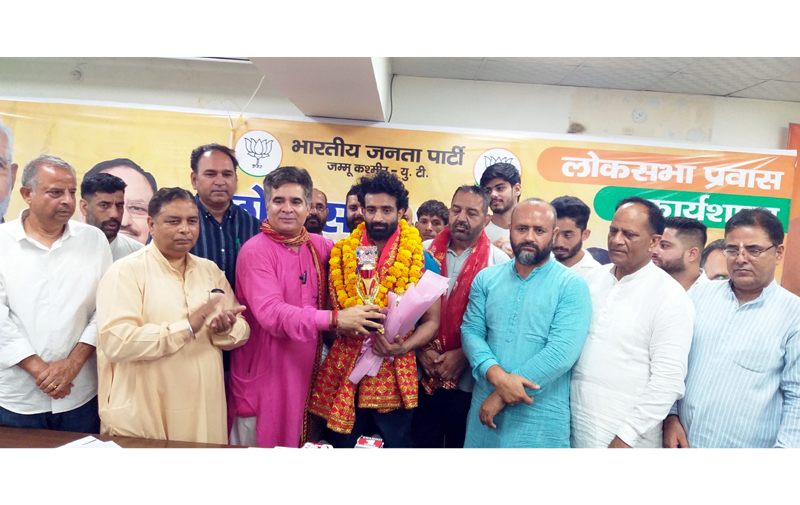 Jandk Bjp President Ravinder Raina And Other Leaders Felicitating Bhanu