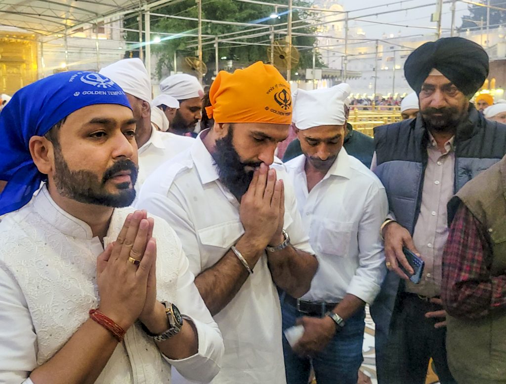 Ranveer Singh, director Aditya Dhar offer prayers at Golden Temple ... Ranveer Singh, director Aditya Dhar offer prayers at Golden Temple ...
